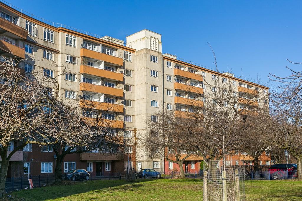 Westfield Court, Edinburgh, EH11 4 bed flat - £210,000