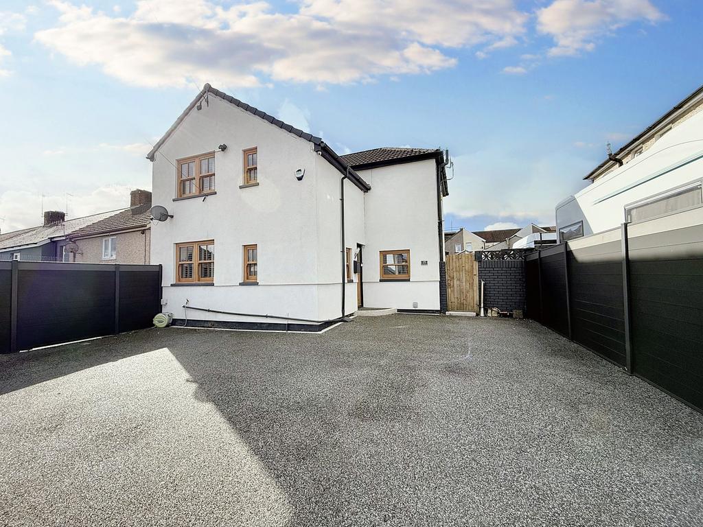 West Avenue, Caerphilly CF83 3 bed semi-detached house - £270,000