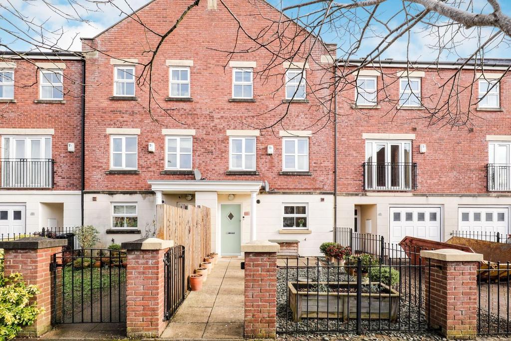 Hutton Gate, Harrogate, HG2 9QG 5 bed townhouse - £450,000