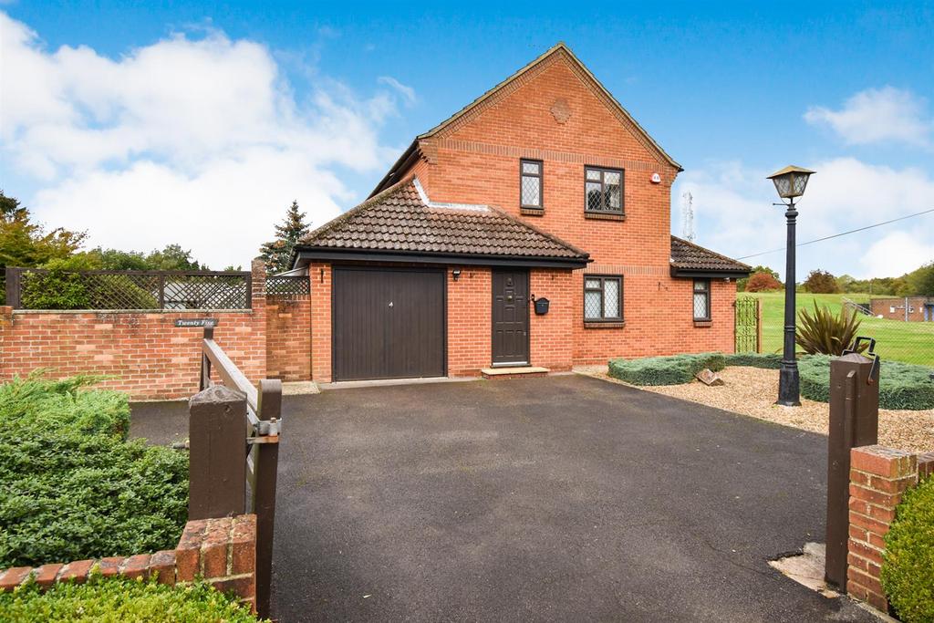 Little Baddow Road, Danbury 3 bed detached house for sale - £675,000