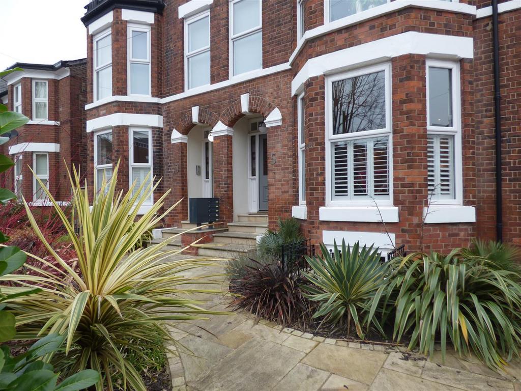 York Road, Manchester M21 2 bed flat - £1,300 pcm (£300 pw)