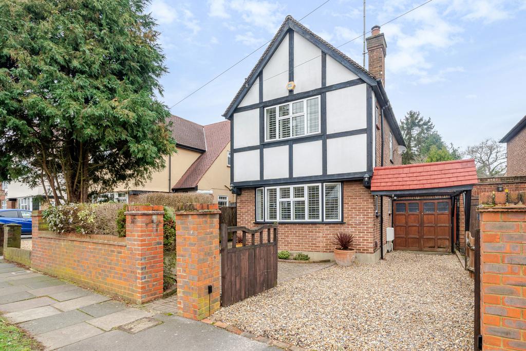 Park Avenue, Ruislip, Middlesex 3 bed detached house - £975,000
