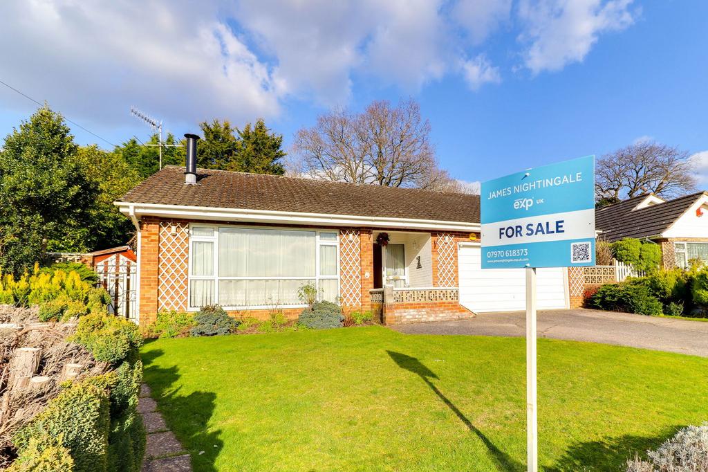 Birch Grove, Cobham KT11 3 bed detached bungalow - £899,950
