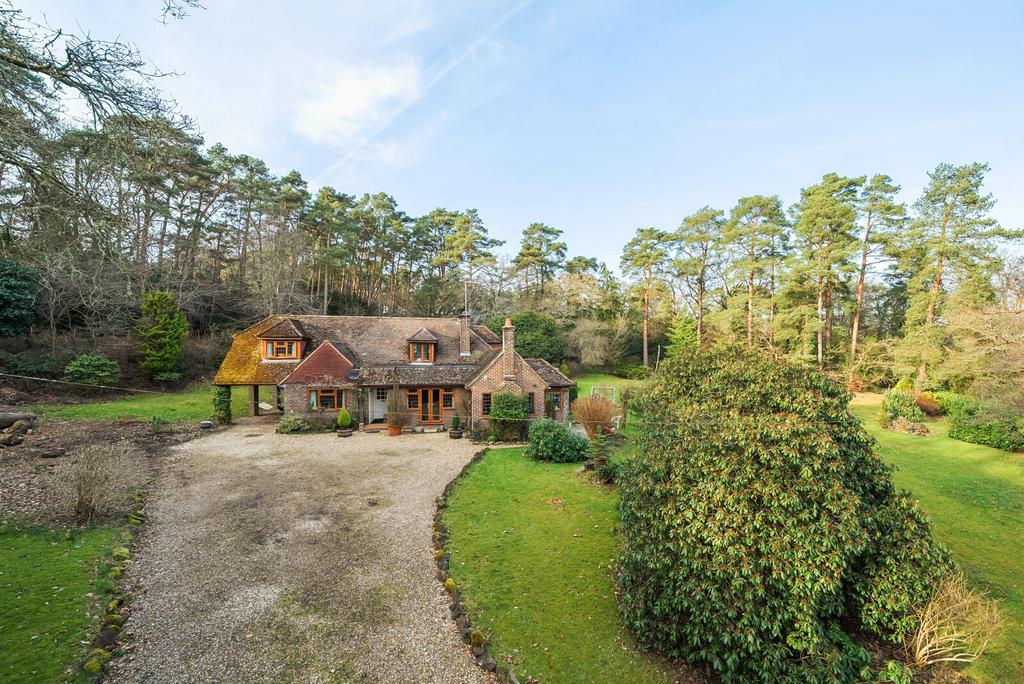 Tilford Road, Tilford, Farnham, GU10 5 bed detached house - £1,400,000