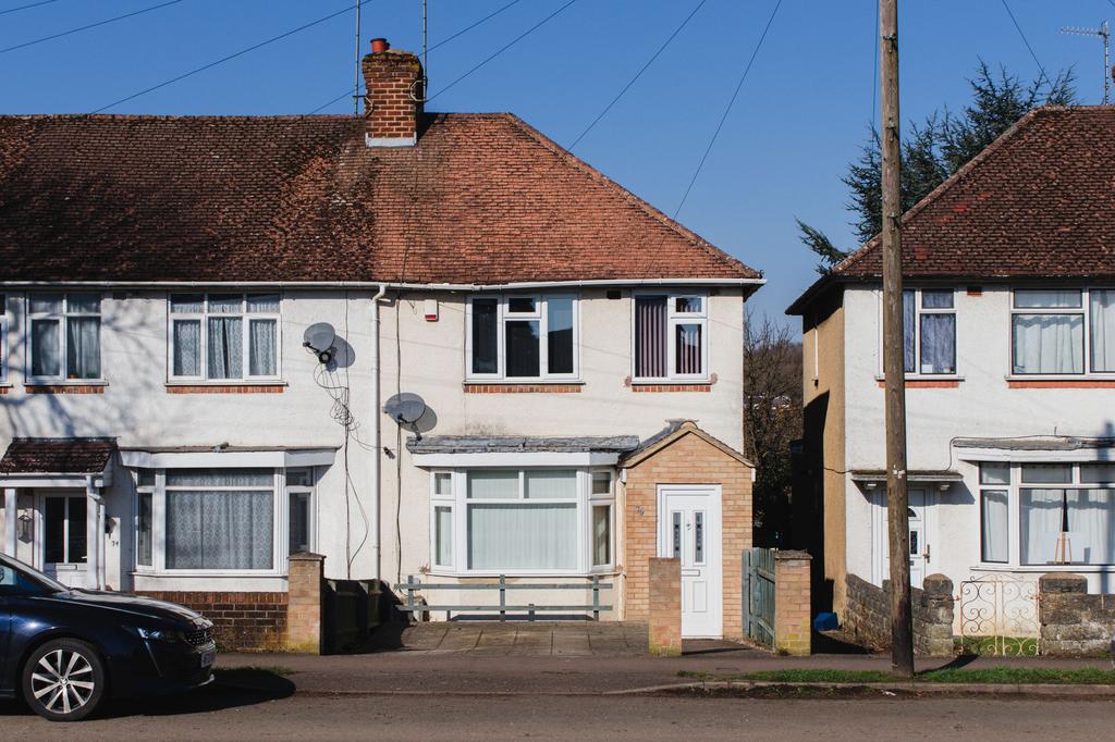 Ruscote Avenue, Banbury, OX16 3 bed semi-detached house - £305,000