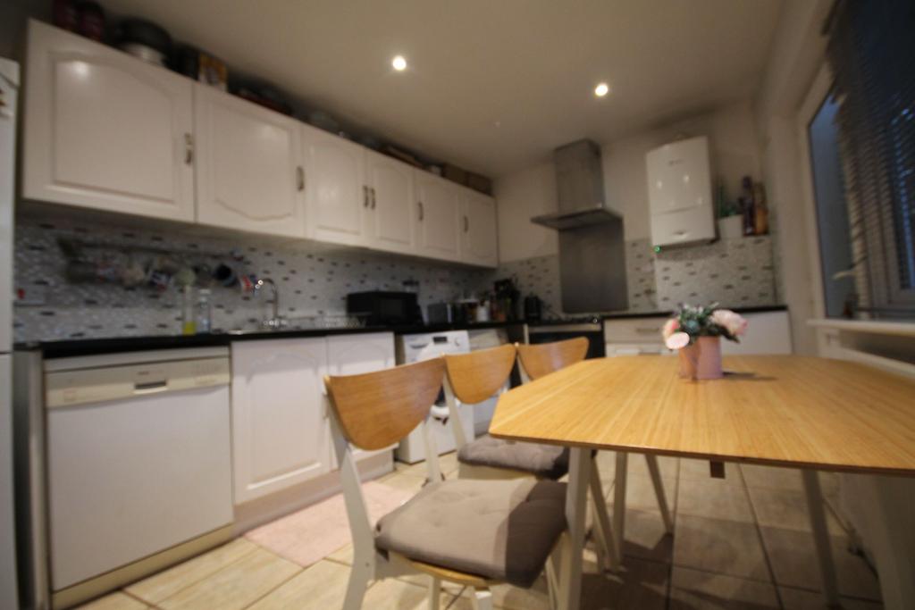 sw17 0se 1 bed in a house share to rent - £850 pcm (£196 pw)