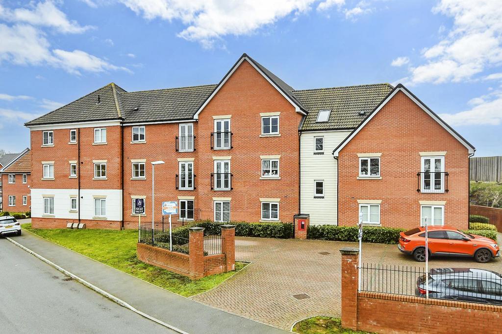 School Avenue, Basildon SS15 2 bed flat - £171,500