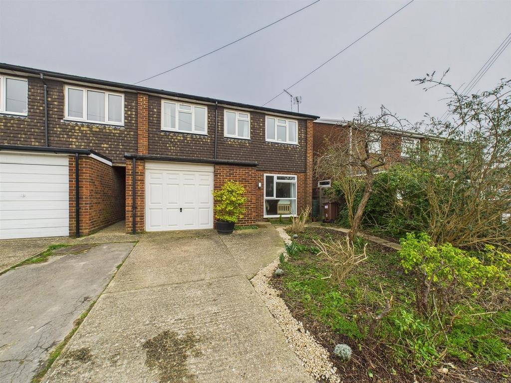 Brompton Close, Aylesbury HP19 4 bed semi-detached house - £400,000
