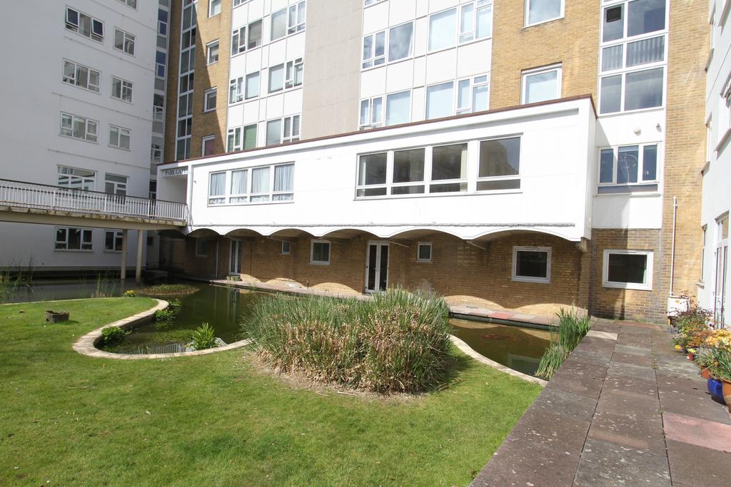 Chiswick Place, Eastbourne BN21 2 bed apartment for sale - £249,950