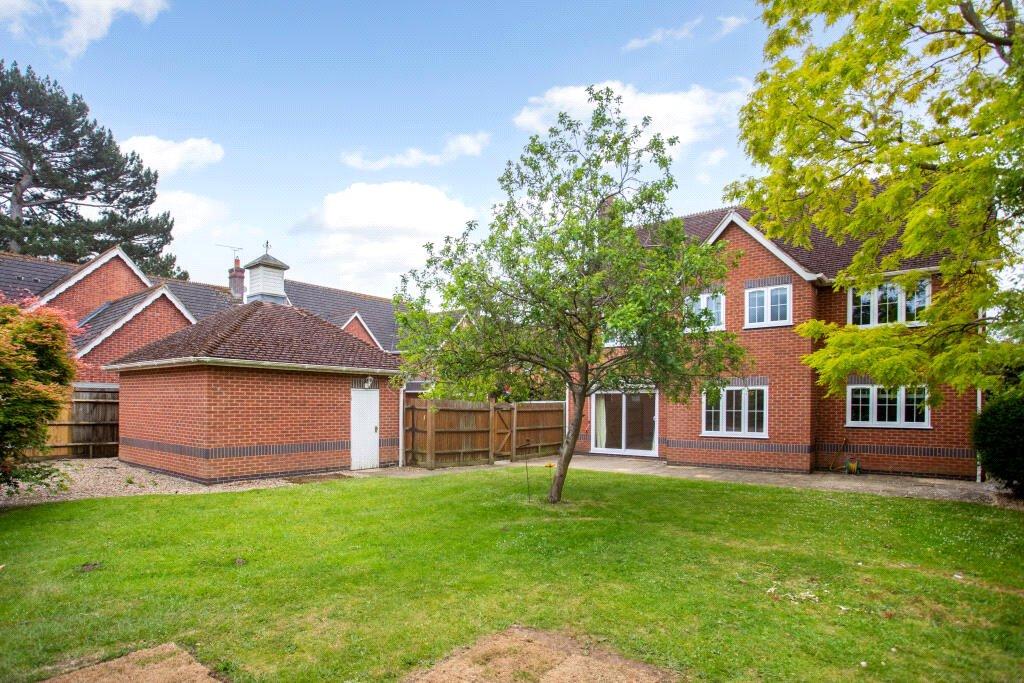 St. Andrews Gardens, Cobham, Surrey... 5 bed detached house - £5,000 ...