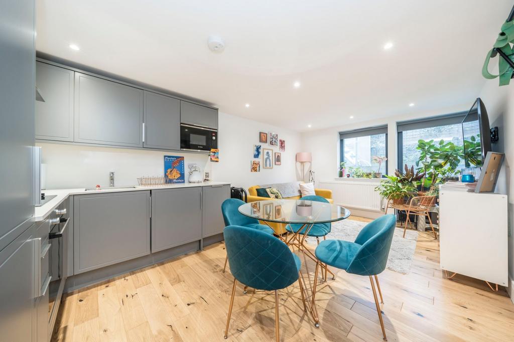 Plumstead High Street, Plumstead, SE18 1 bed flat - £225,000