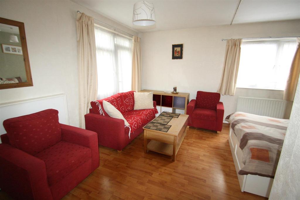 Sligo House, Beaumont Grove, London E1 Studio - £1,365 pcm (£315 pw)