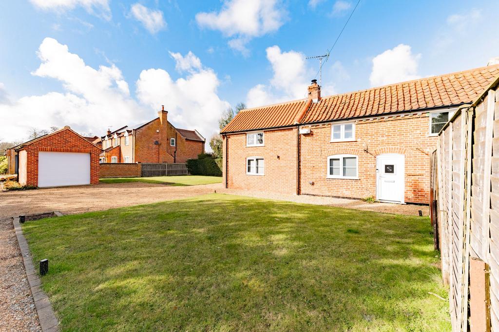 The Street, Sutton, NR12 3 bed cottage - £1,250 pcm (£288 pw)