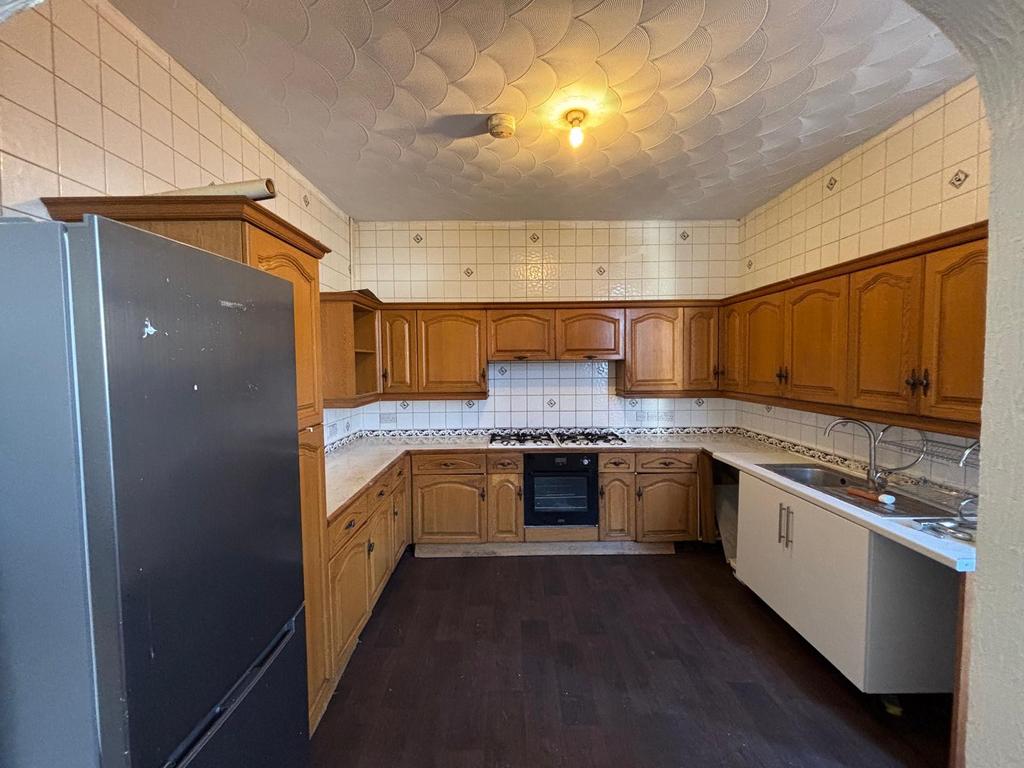 Bradford Road, Ilford, Essex, IG1 2 bed flat - £2,050 pcm (£473 pw)