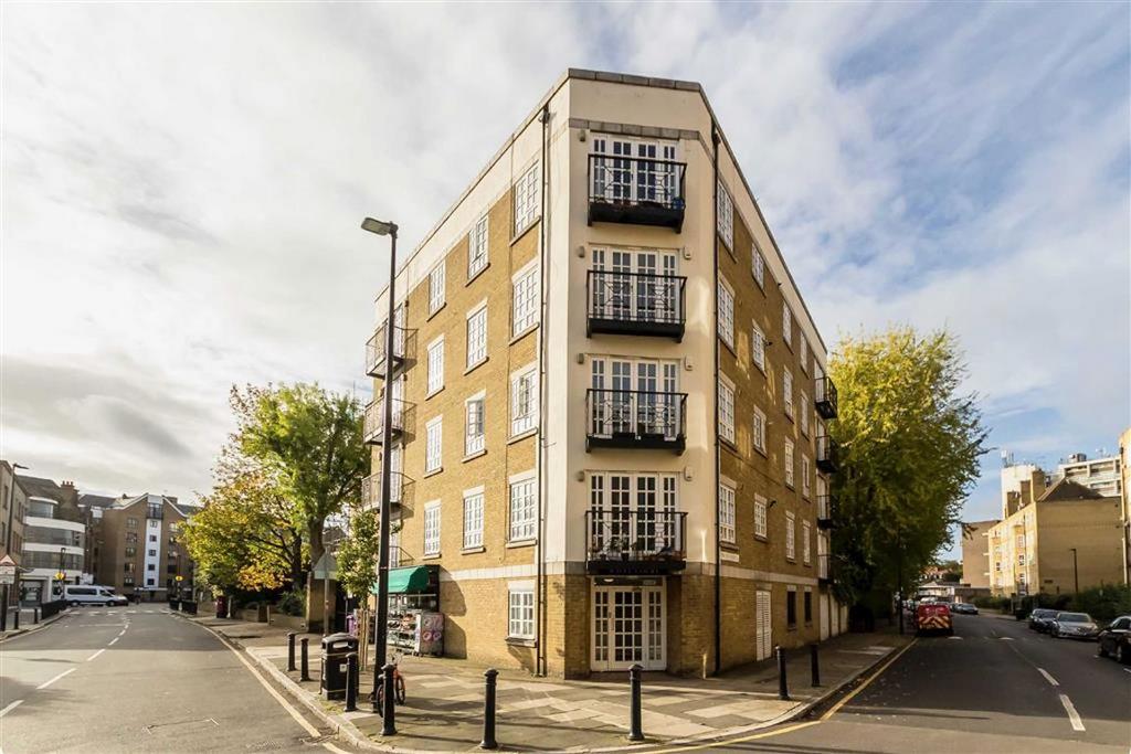 Garnet Street, London E1W 1 bed flat - £1,798 pcm (£415 pw)