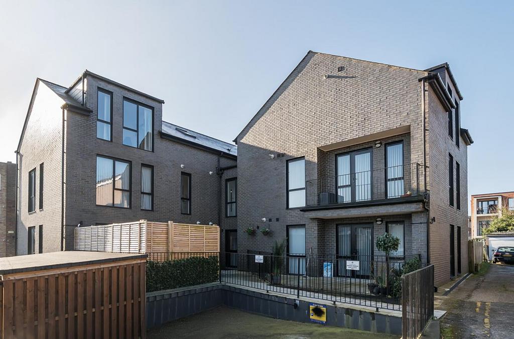 Milburn House, Stanmore HA7 1 bed flat for sale - £350,000