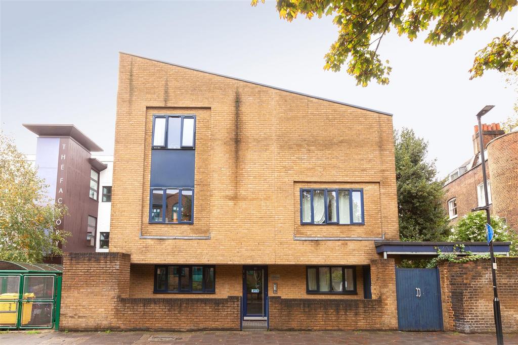 Matthias Road, Stoke Newington, N16 2 bed flat - £2,200 pcm (£508 pw)