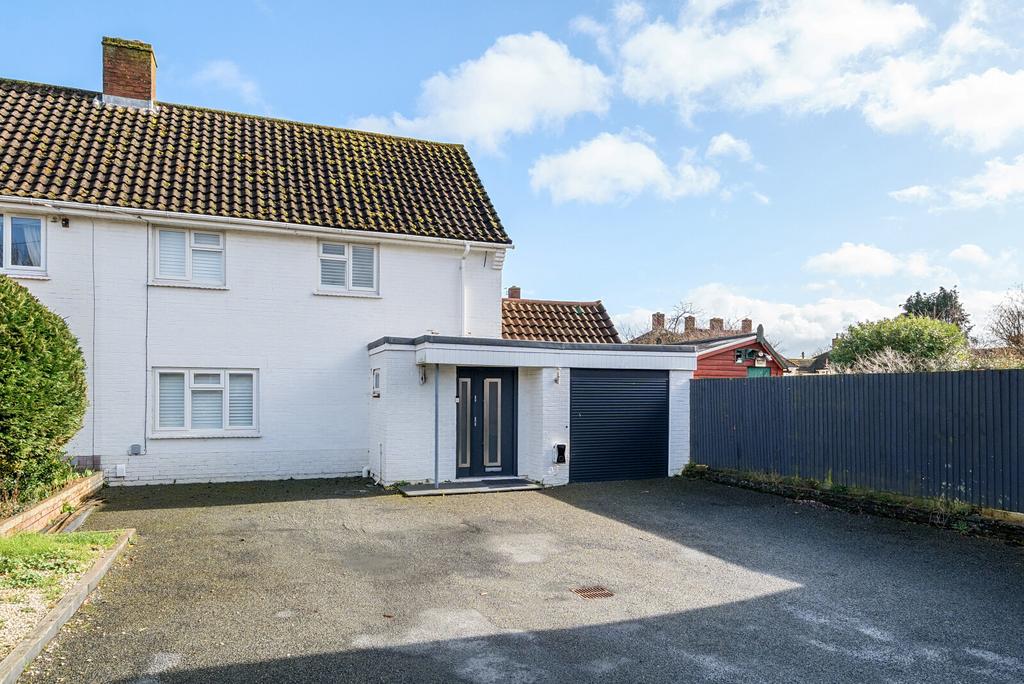 Hawthorn Way, Shepperton, TW17 3 bed semi-detached house - £610,000