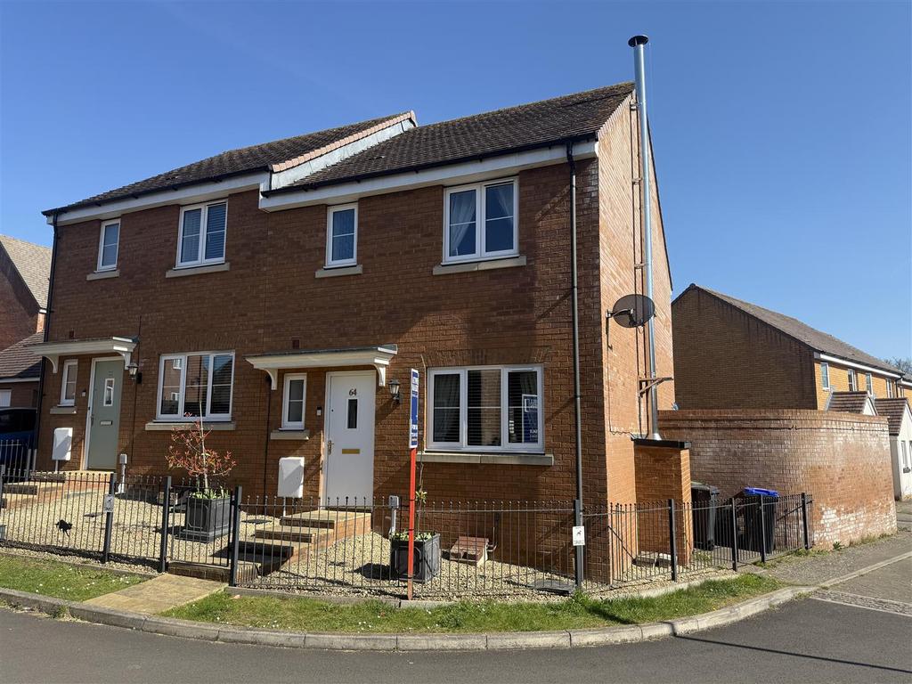 Dakota Drive, Calne SN11 3 bed semi-detached house - £295,000