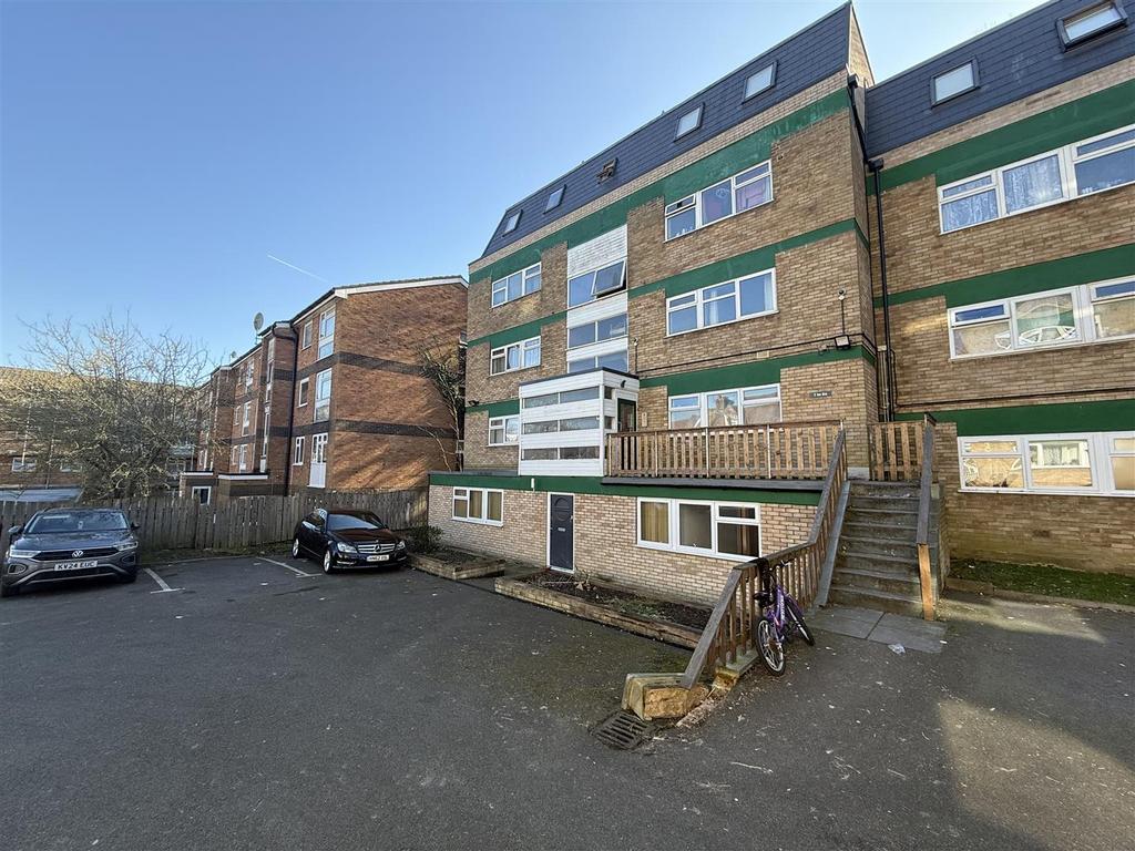 Brook Street, Luton 1 bed apartment - £850 pcm (£196 pw)