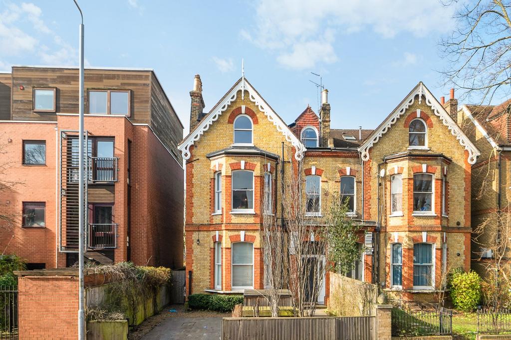 Trinity Road, Wandsworth, London 2 bed flat - £575,000