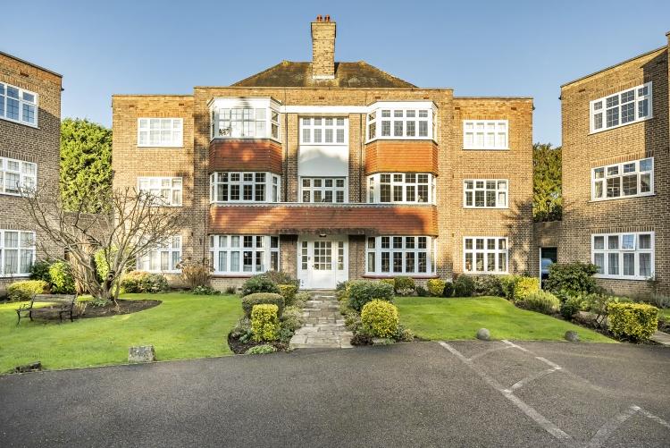 Imber Close, Esher, KT10 2 bed flat - £1,700 pcm (£392 pw)