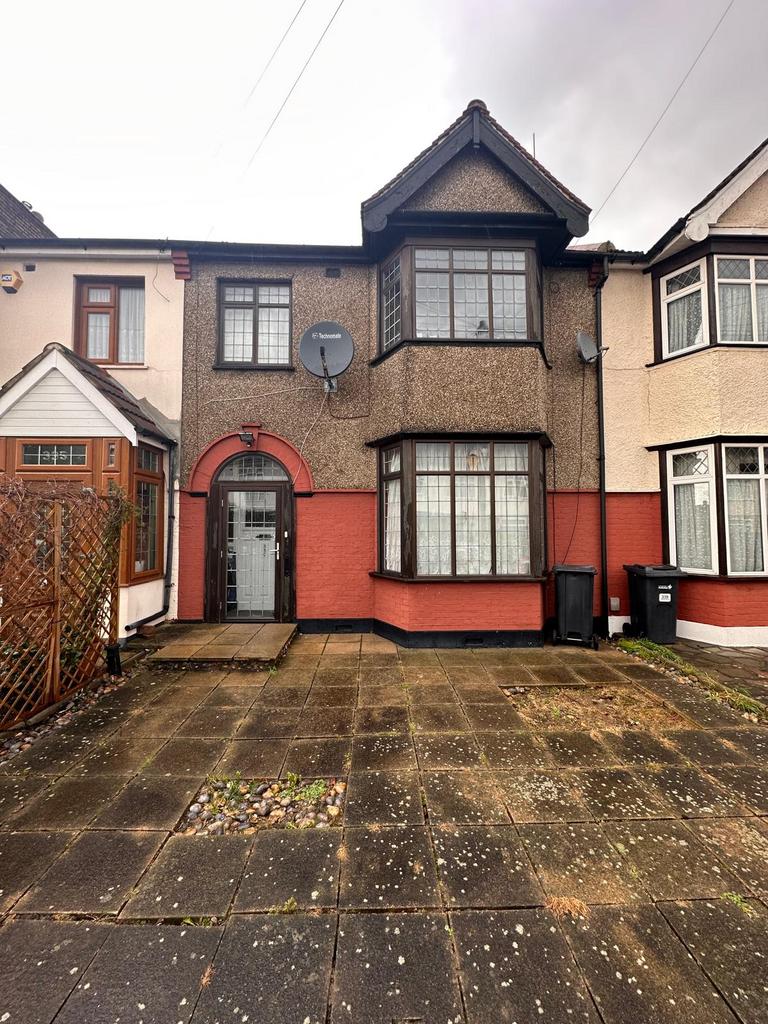 Henley Road Ilford IG1 2TH 4 bed terraced house - £2,700 pcm (£623 pw)