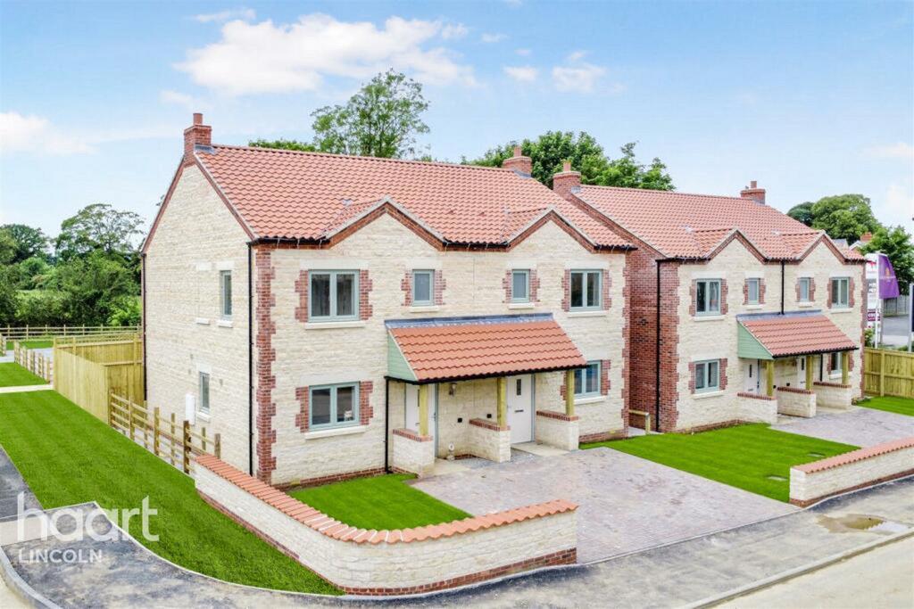 Royal Meadow, Leadenham 3 bed semi-detached house - £150,000