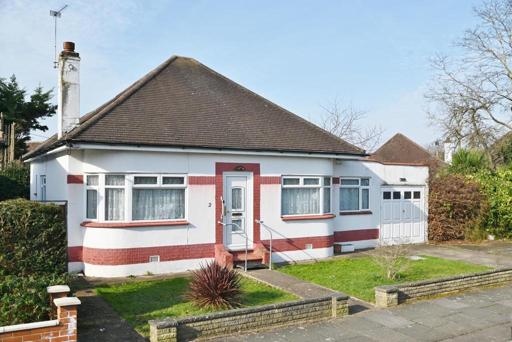 Rosecroft Gardens, Twickenham TW2 2 bed bungalow - £650,000