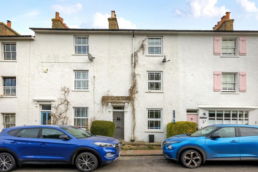 High Street, Farningham DA4 0DF 4 bed terraced house - £1,850 pcm (£427 pw)