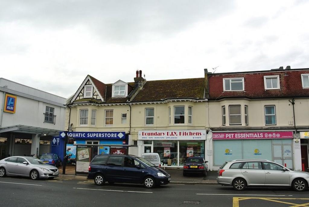 Carlton Terrace, Portslade BN41 1XF 2 bed flat - £1,300 pcm (£300 pw)