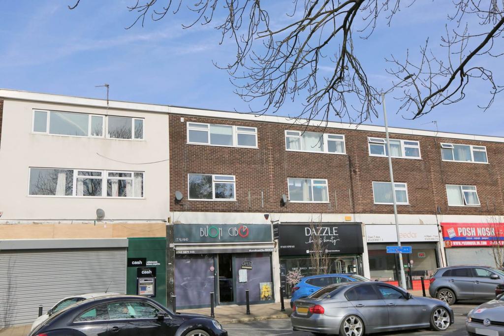 Fiveways Parade, Hazel Grove 3 bed maisonette - £925 pcm (£213 pw)