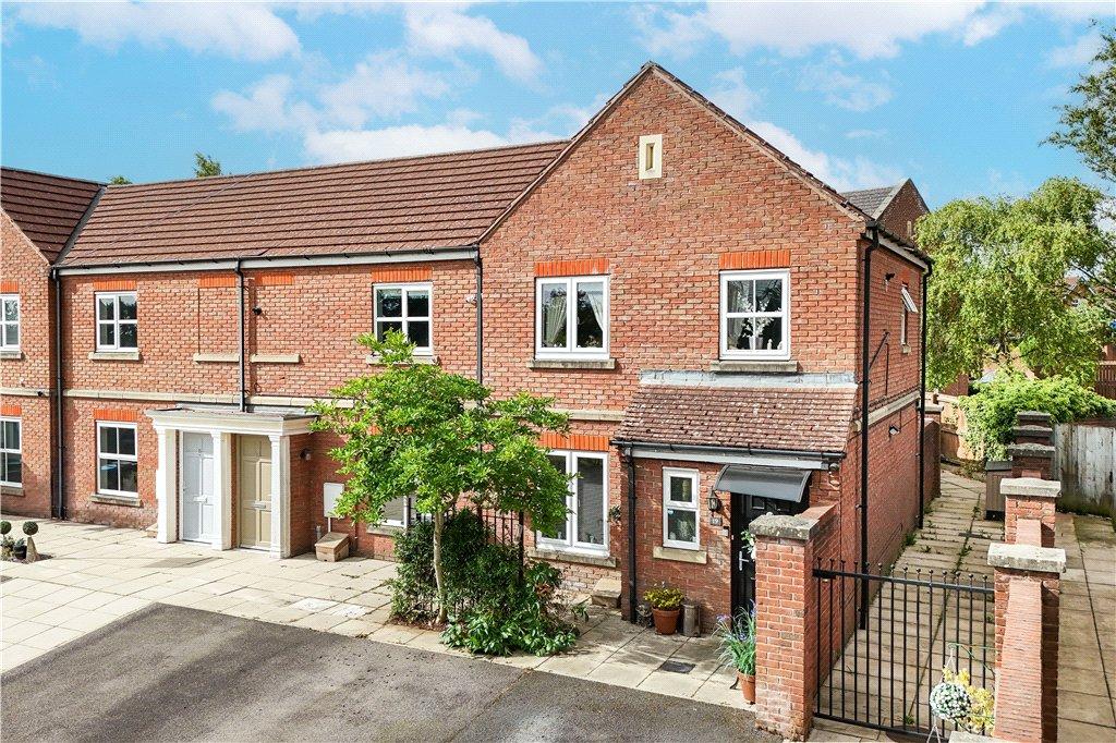 Verity Walk, Harrogate, HG2 3 bed end of terrace house - £315,000