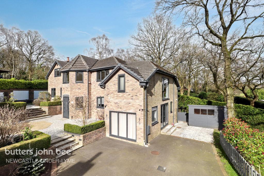 Pinewood Road, MARKET DRAYTON 4 bed detached house for sale - £650,000
