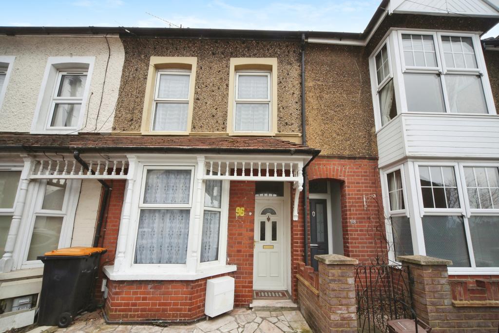 Dunstable LU6 3 bed terraced house - £1,300 pcm (£300 pw)