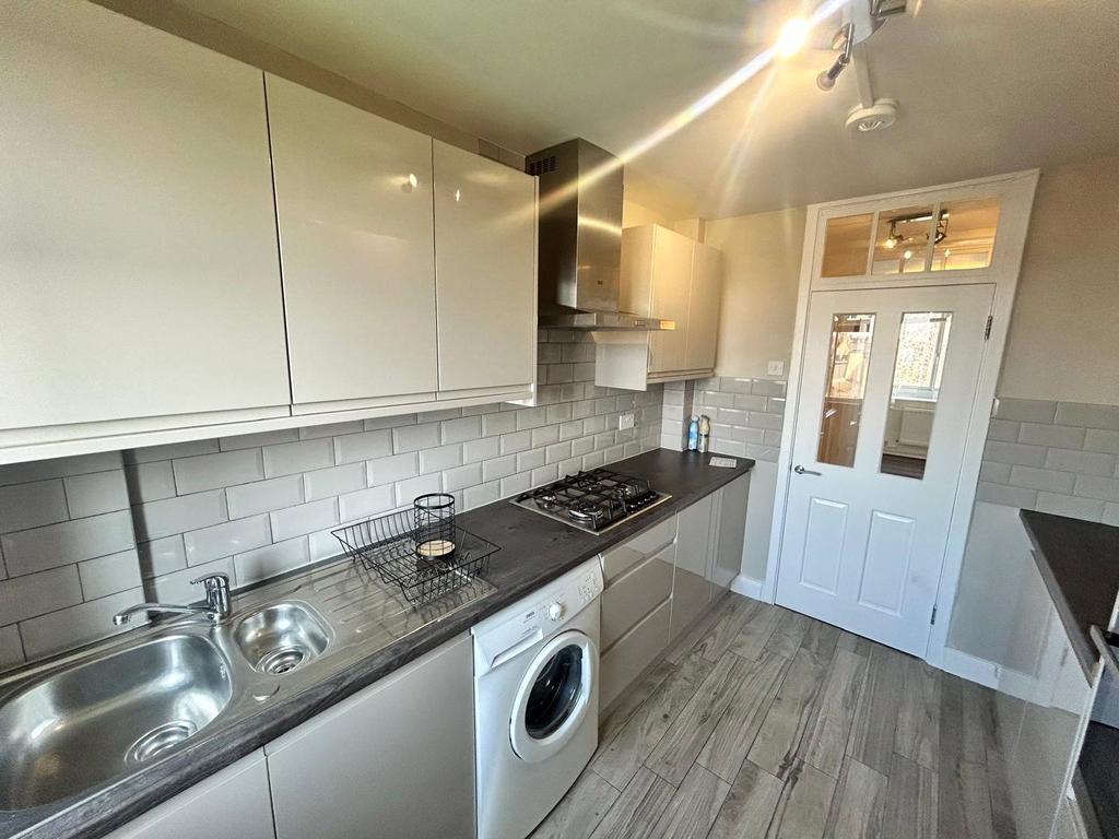 Balham Hill, London SW12 3 bed flat - £3,000 pcm (£692 pw)