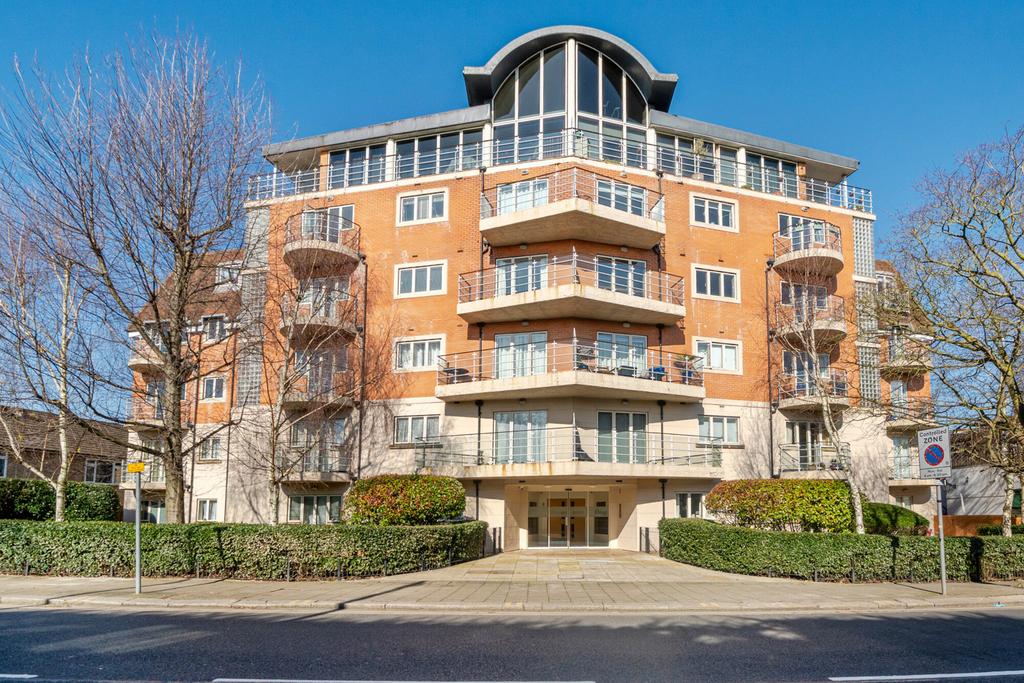 Ickenham Road, Ruislip, Middlesex 2 bed apartment - £350,000