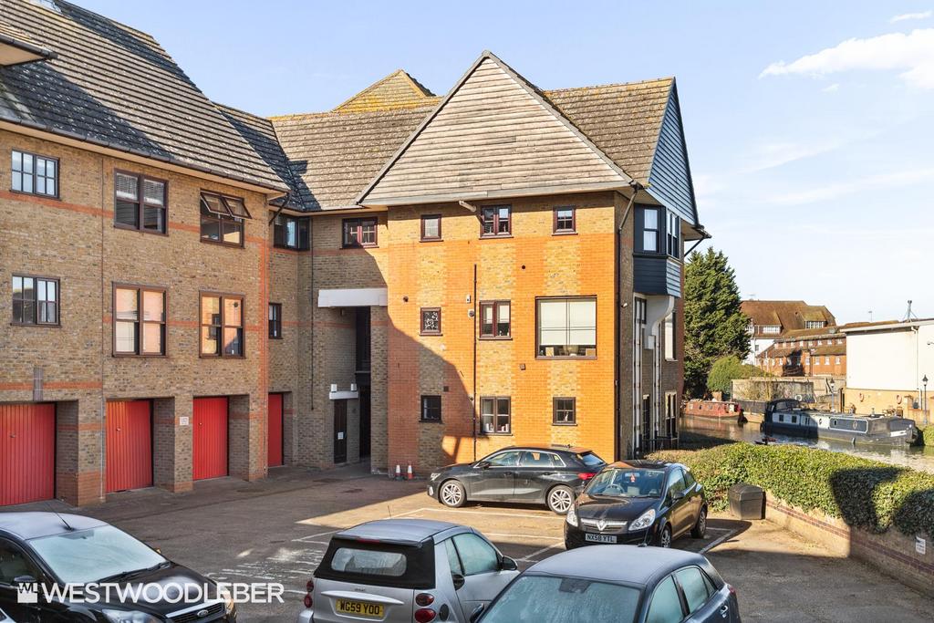 Viaduct Road, Ware SG12 1 bed flat - £250,000