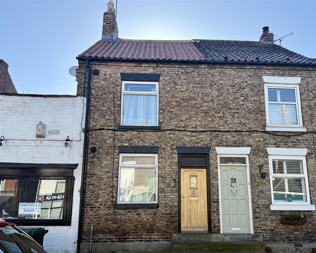Commercial Street, Malton YO17 2 bed terraced house - £160,000