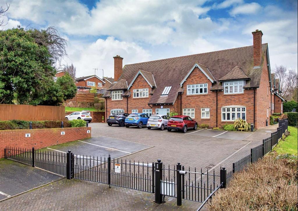 7 Windmill Fold, Wombourne 2 bed apartment - £950 pcm (£219 pw)