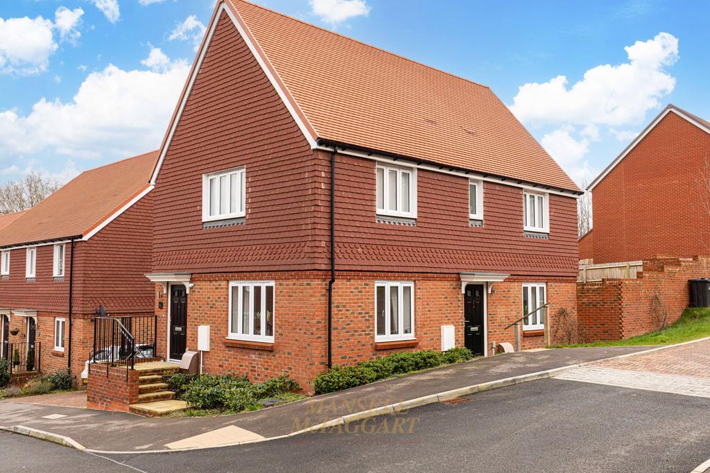 Thistly Field, East Grinstead RH19 1 bed maisonette - £270,000