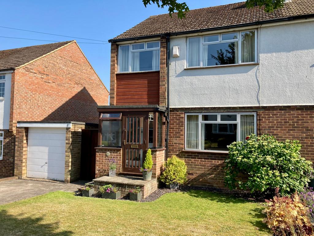 Chantry Close, Kings Langley, WD4 3 bed semi-detached house - £600,000