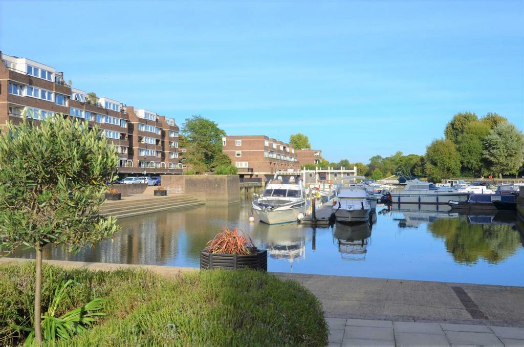 Otho Court, Brentford Dock 1 bed apartment - £1,600 pcm (£369 pw)