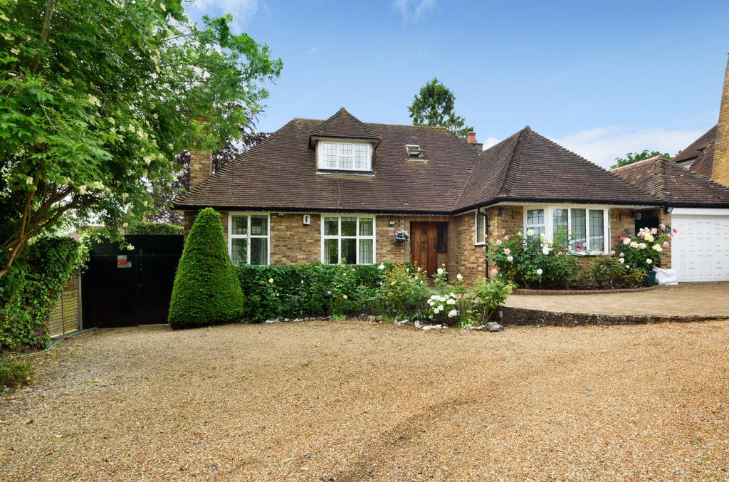 Cuckoo Hill, Pinner HA5 3 bed detached bungalow for sale - £1,200,000