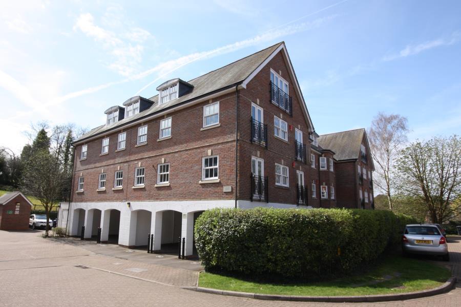 Albury House, Guildford GU1 2 bed apartment - £1,500 pcm (£346 pw)