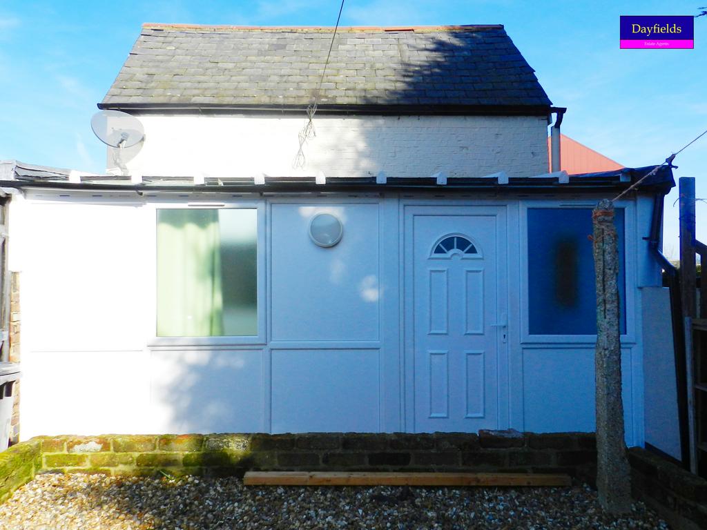 Hoe Lane, Enfield EN3 1 bed bungalow to rent - £1,425 pcm (£329 pw)