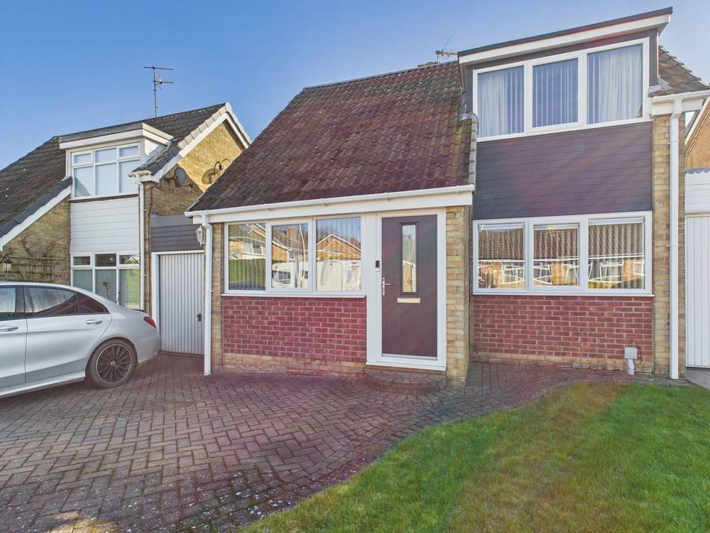 Alexandra Drive, Beverley, HU17 8PG 3 bed link detached house - £290,000