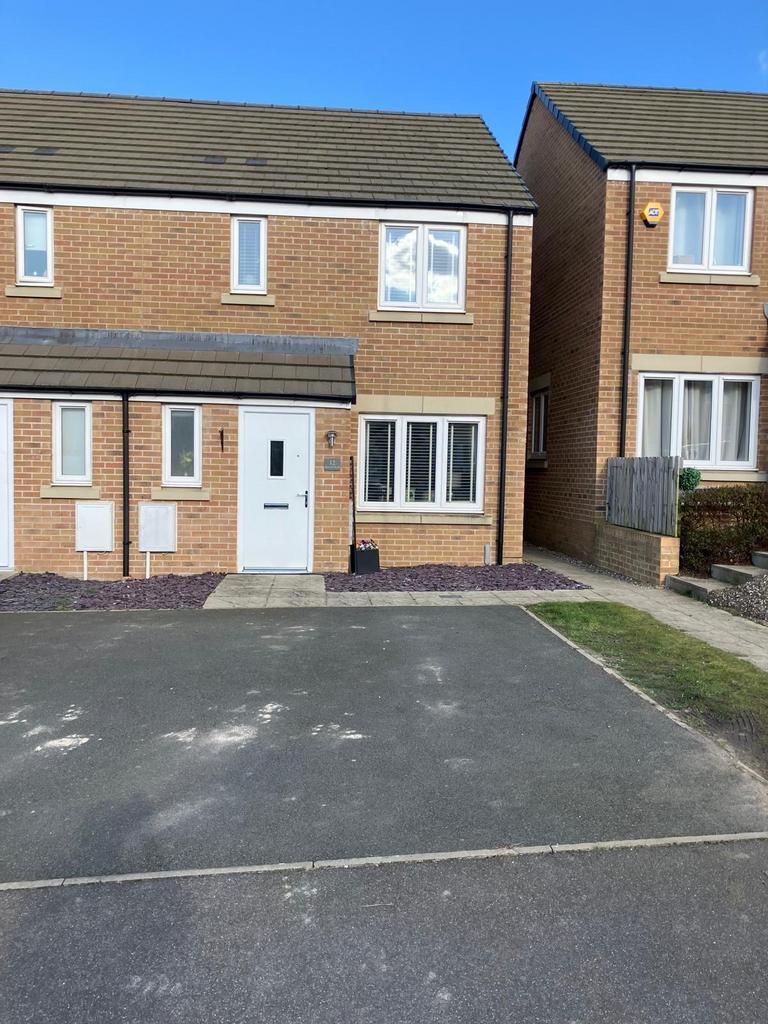 Seawell Road, Corby NN17 3 bed semi-detached house - £1,200 pcm (£277 pw)