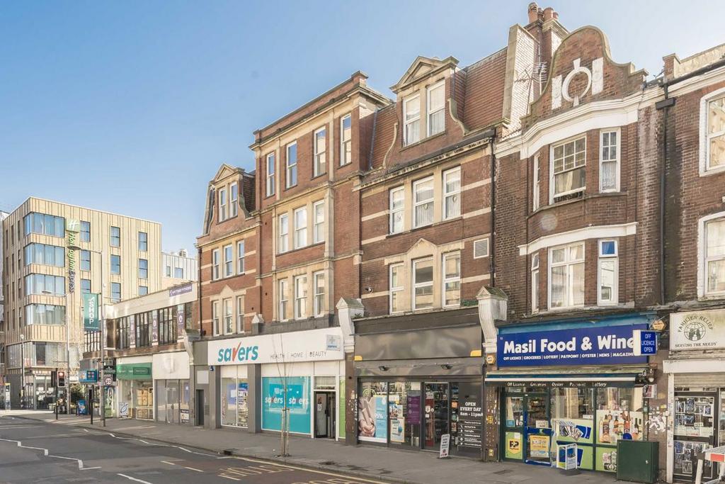 Broadway, London W13 3 bed flat - £2,747 pcm (£634 pw)