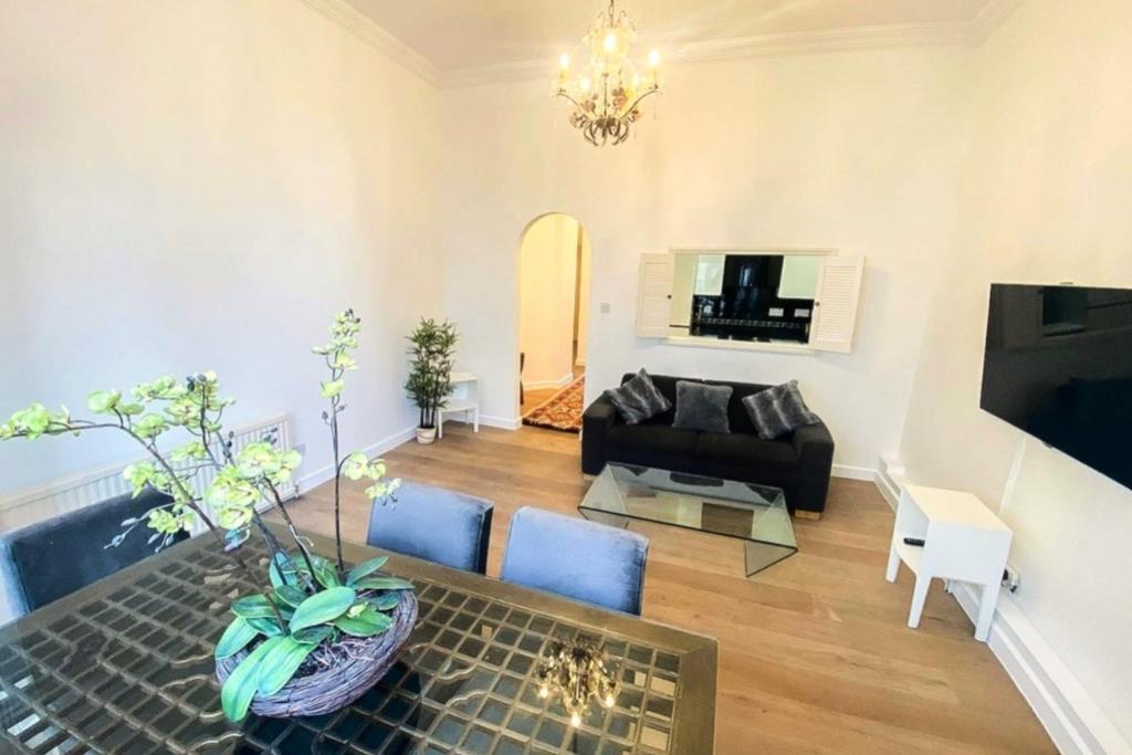 Longridge Road, London, SW5 9SG 2 bed flat - £3,500 pcm (£808 pw)